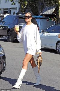 TOP 5: Cómo o con que ropa usar botas blancas ¡Los mejores outfits con botas! - Esmilna Castillo