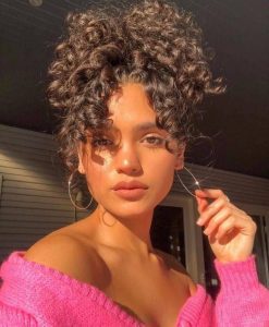 4 Tutoriales De Peinado Recogido Para Cabello Rizado [EC]